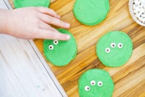 Super Cute Toy Story Alien Cookies Tutorial - Jinxy Kids